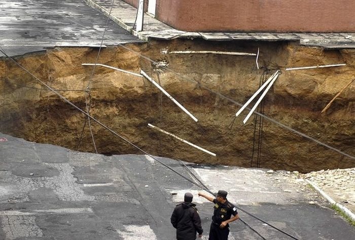 Giant 200 Feet Hole Opens Up in Guatemala | Amusing Planet
